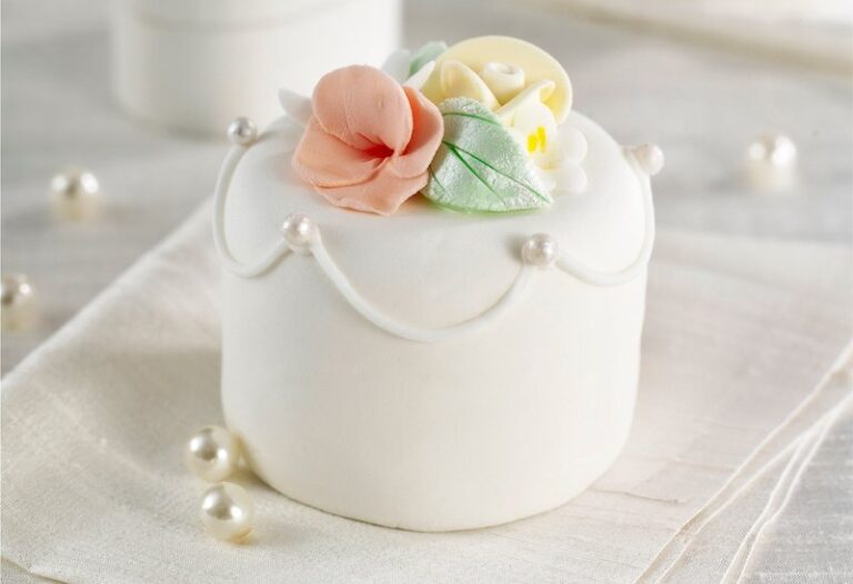 Individual Mini Wedding Cakes are the Icing on Top