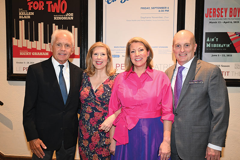 Le Petit Théâtre Curtain Call Ball