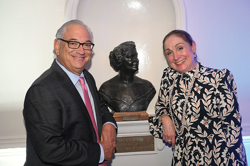 Le Petit Théâtre Curtain Call Ball